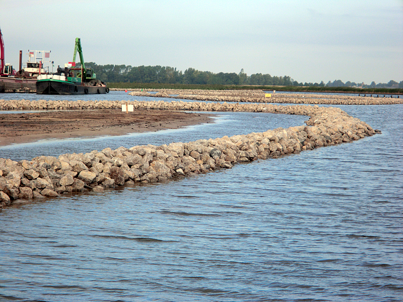 Construction traditionnelle de digues en pierre sur la rive